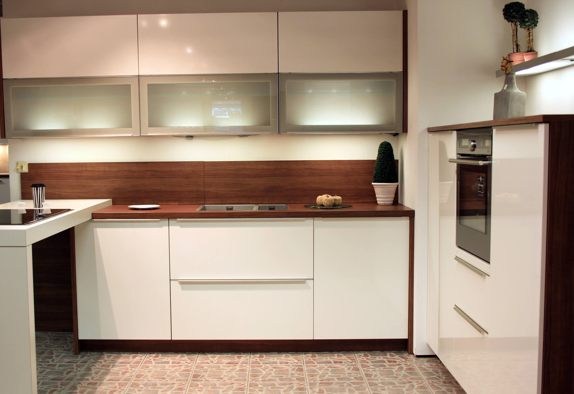 Choosing the Right Cabinet Finish Type: Glossy, Matte, or Textured?